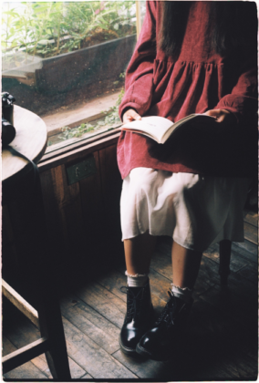 A Comprehensive List of Book Blogs and Book Bloggers - Fly Into Books!